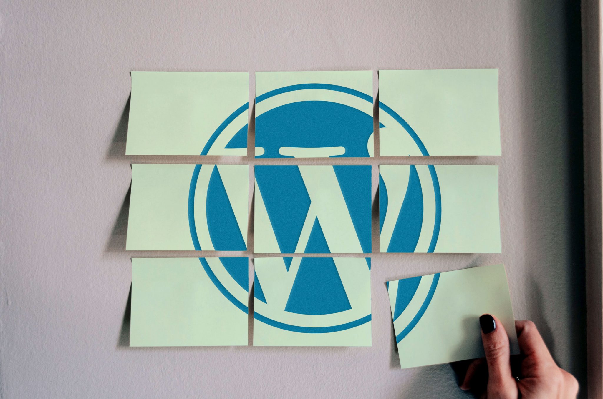 Free Sticky Notes Logo Mockup – GraphicsFamily