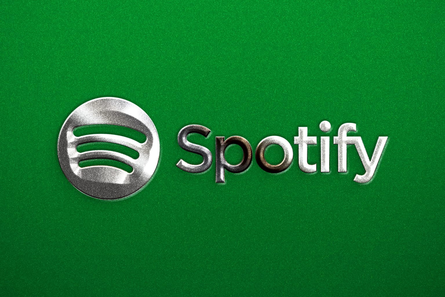 Free Silver Shine Metallic Logo Mockup – GraphicsFamily